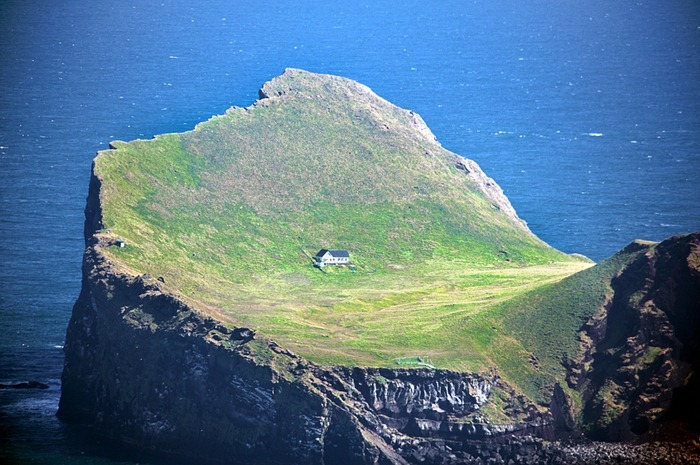 The House in the Island of Elliðaey | Amusing Planet